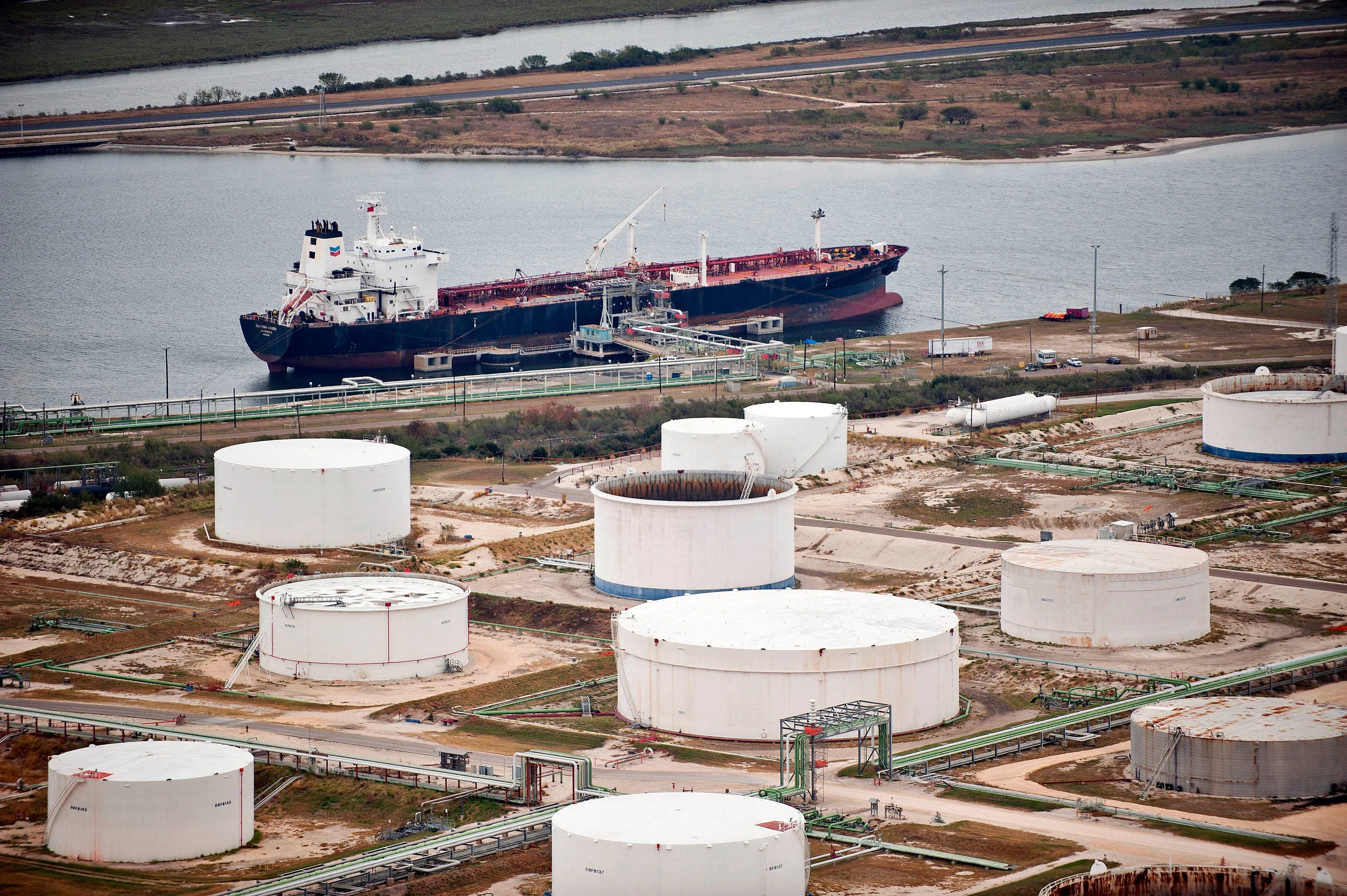 Crude oil seen stored on tankers in 2015 as contango widens