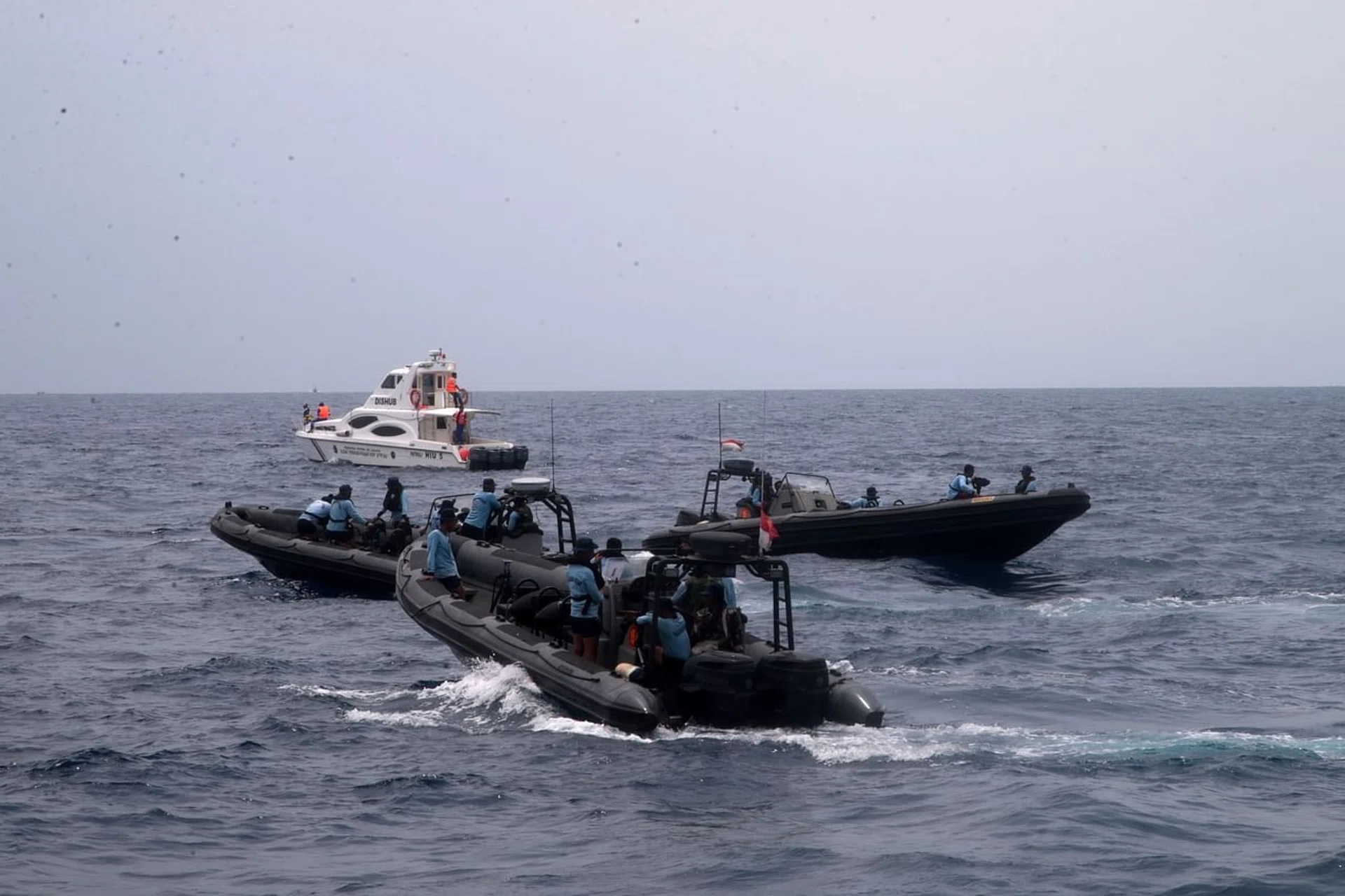 Indonesian divers, "pinger locators", hunt for doomed plane's cockpit ...