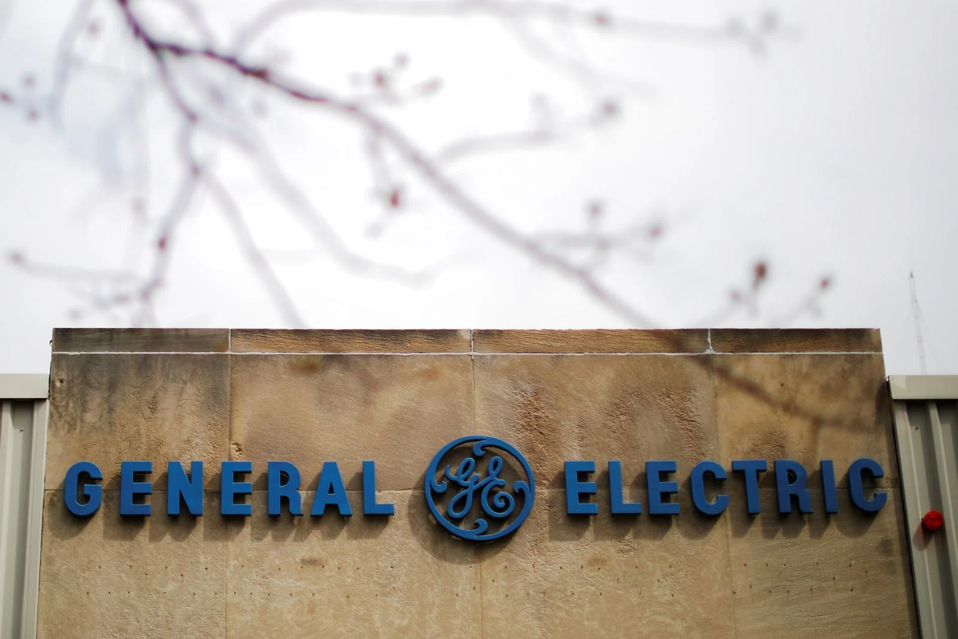 General Electric revenue falls 1% - The Business Times