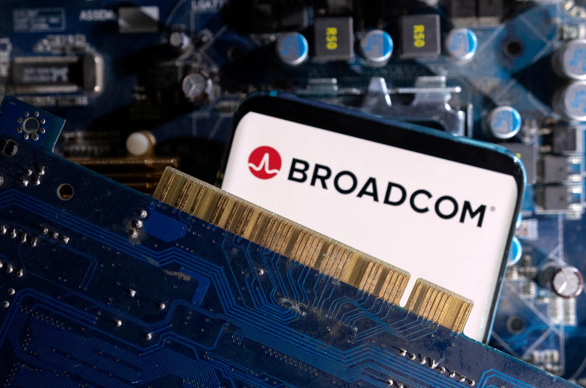 EU clears US chipmaker Broadcom's US$61 billion VMware takeover - The ...