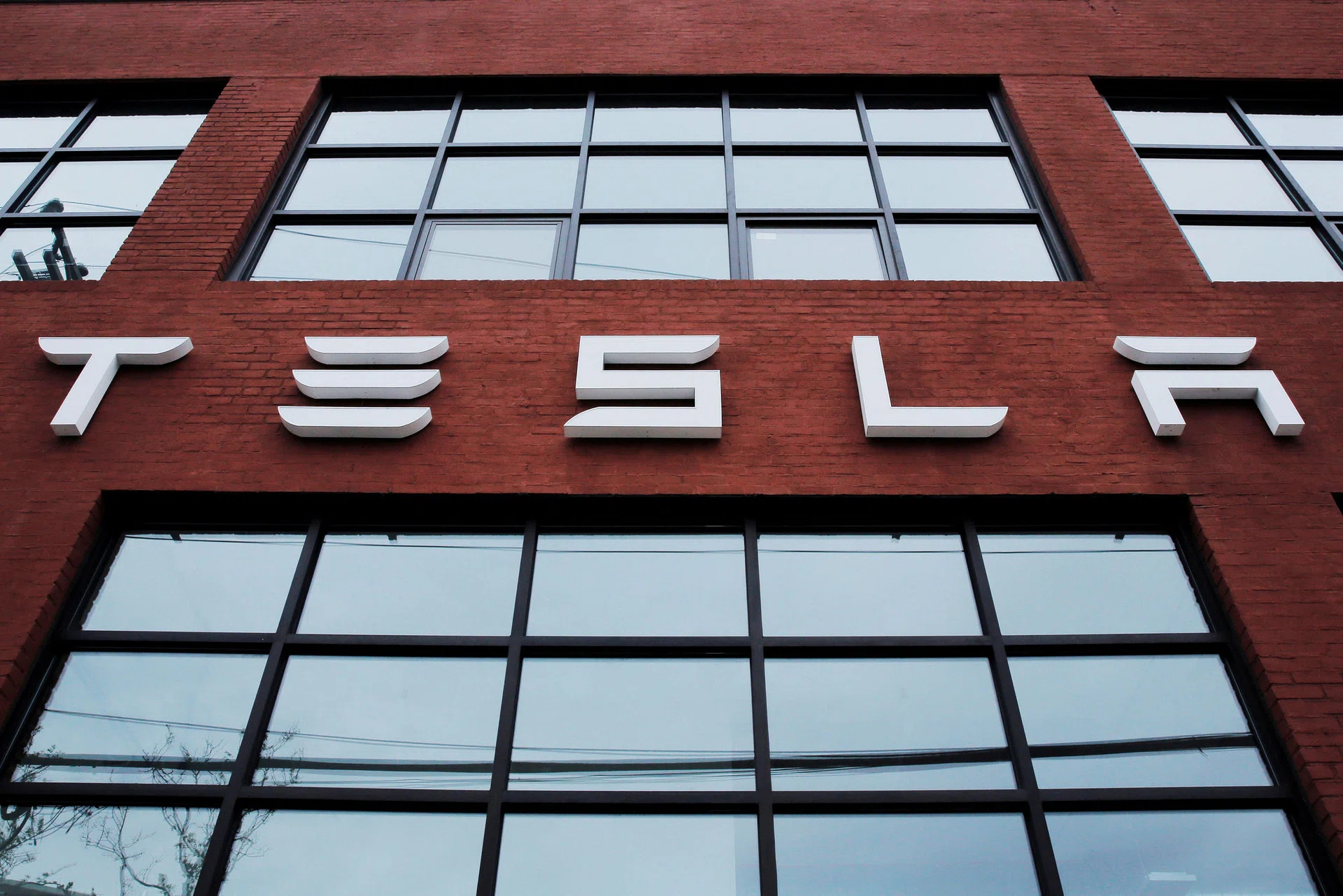Tesla loss widens as company works to speed production - The Business Times