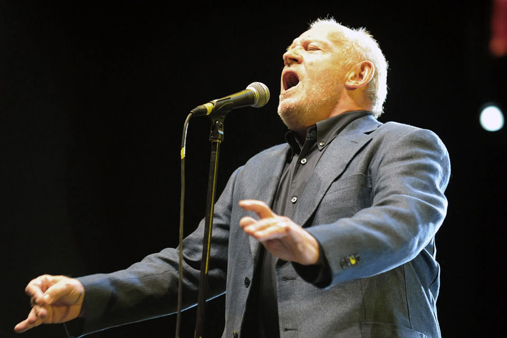 Joe Cocker of the raspy voice dies, 70 - The Business Times