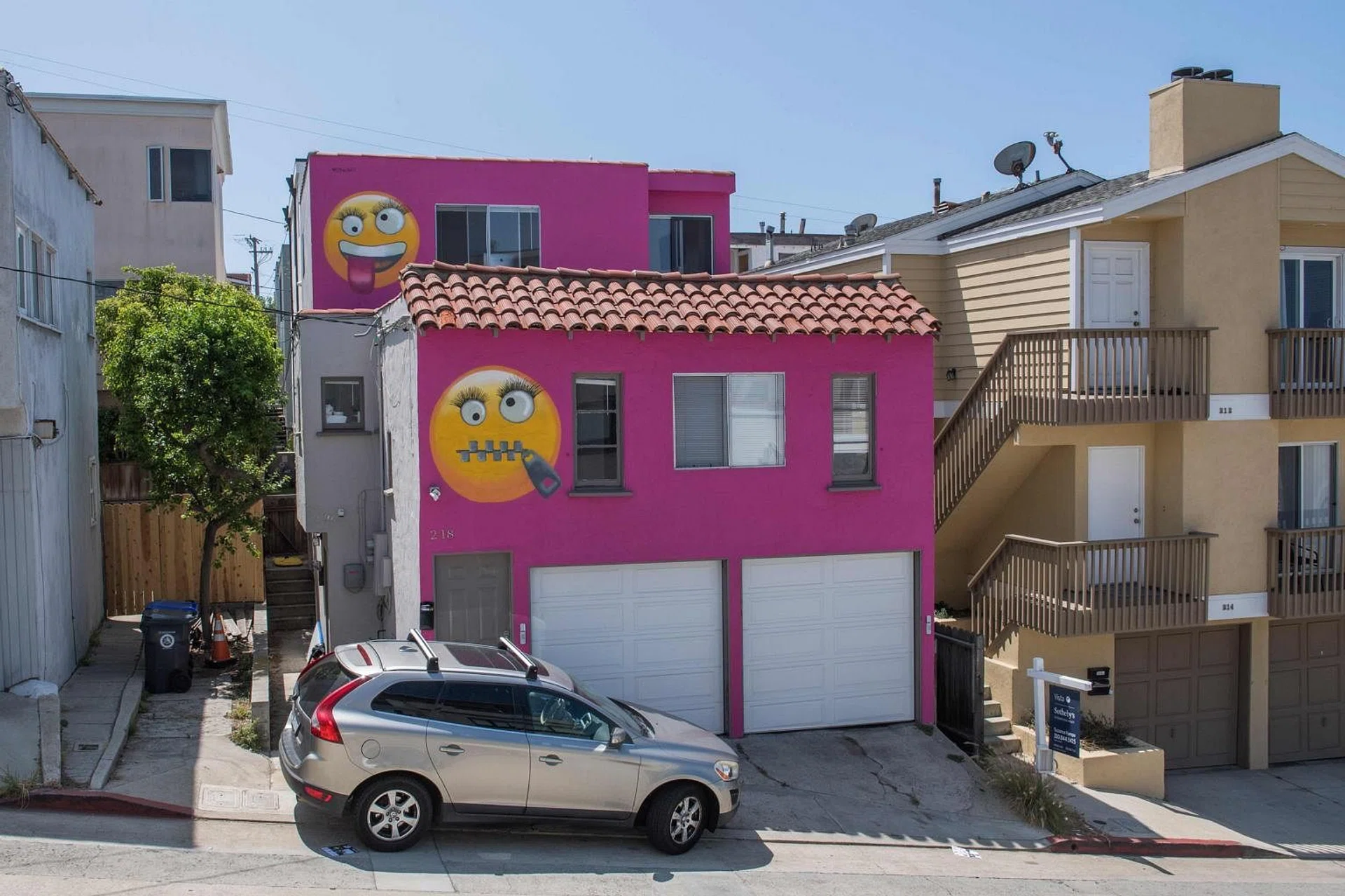 'Emoji' house in LA beach town infuriates feuding neighbors - The ...