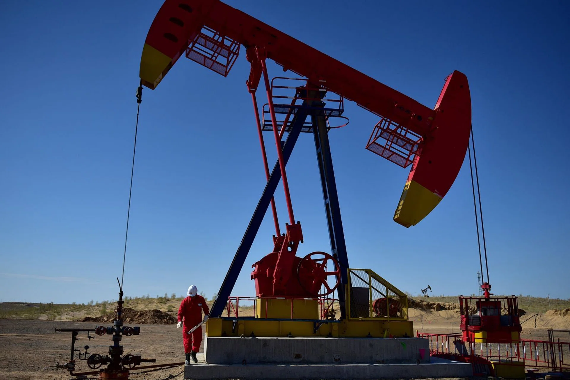 Oil tumbles on surprise build in US crude inventories - The Business Times
