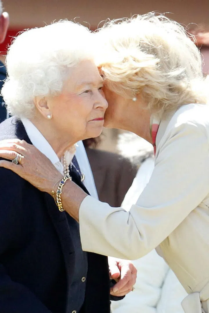The Sweetest Photos Of The Royal Family Kissing Through The Years ...
