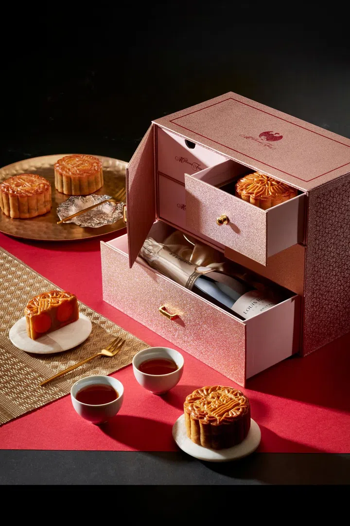 The Most Luxurious Mooncakes For Mid-Autumn Festival | Harper's Bazaar ...